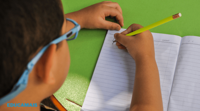 Jogo do Stop: brincadeira com papel para fazer com as crianças - Educamais